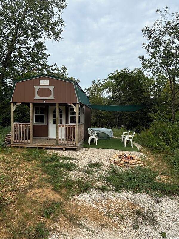 The Cowboy Cabin, Secluded And Peaceful, Only 5 Min From Town & Sleeps 4. - Decorah, IA