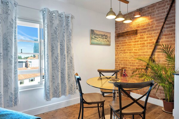 On The High Street - Bramley House Apartment\n1 Bed Apartment With Balcony - Southwold