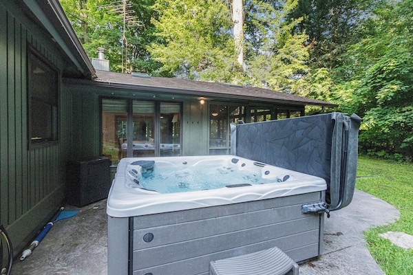 Two Oaks Cabin - Enjoy The Private Pool And Close Proximity To All Of The Area - Three Oaks, MI