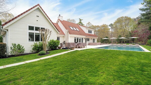 Spacious Wainscott Escape With Private Pool, Spa, And Luxurious... - Bridgehampton, NY