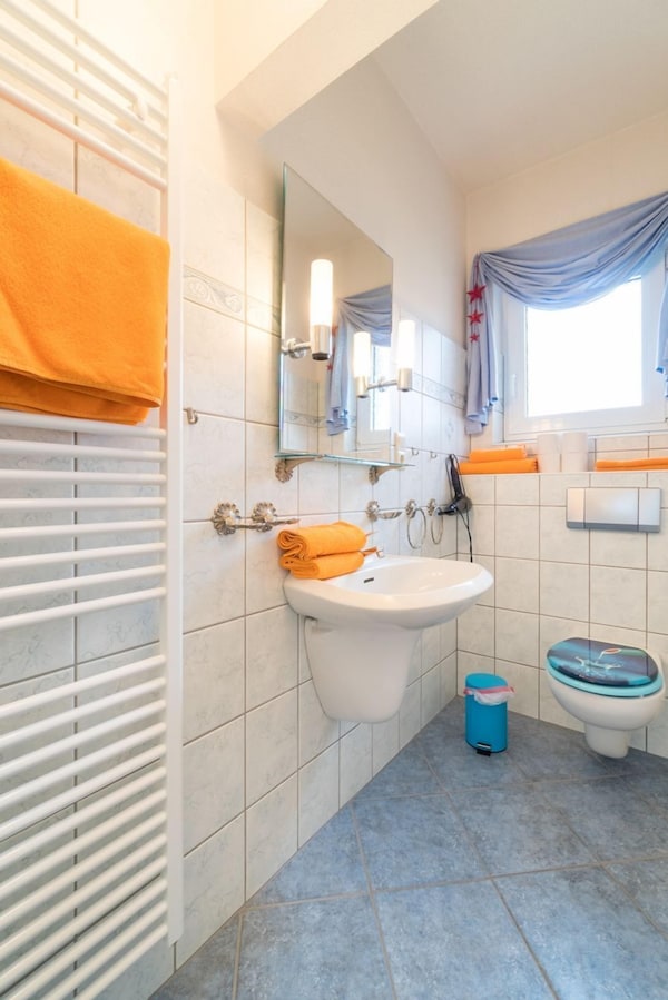Suite-comfort-private Bathroom-courtyard View-apartment Austernfischer - Borkum