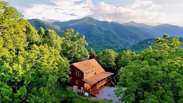 Two Cabins In One! Mountain Views, Close To Everything, Huge Porch, 2 Fire Pits! - Waynesville, NC