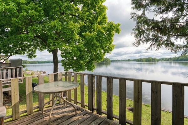 Lakeside Charm: Cozy 2-bed Retreat With Forest Views - Kingston