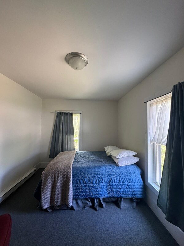 Spacious 4-bedroom Apartment With Ac, Wifi In Charming Plattsburgh - Plattsburgh, NY