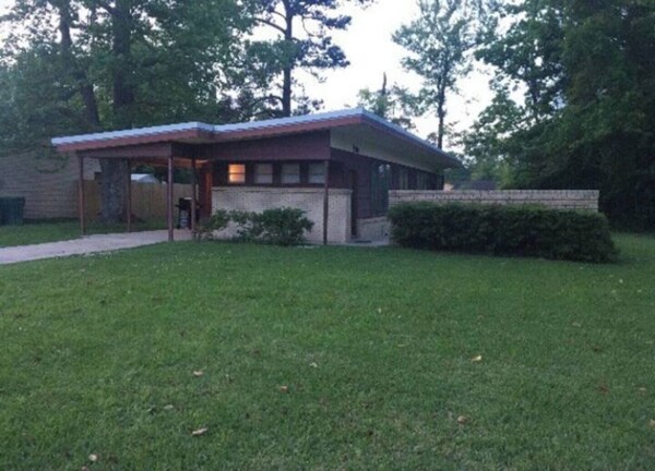 Quaint 2/1 Cottage. Has Full Kitchen, Washer/dryer, Wifi & Bbq Grill - Louisiana