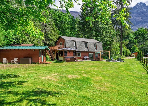 Cozy River Cabin - Sleeps 12 - Hot Tub - Ev - Trails & Stevens Pass Nearby - Index, WA