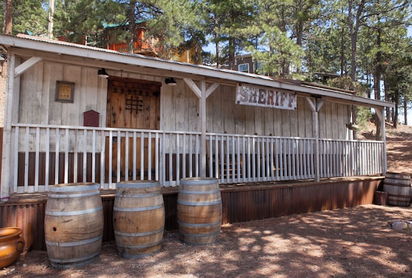 Vintage Sheriff Tiny Cabin - Hot Tub! - Green Mountain Falls, CO