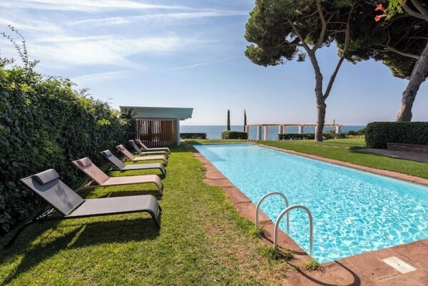 Seafront Villa With Private Beach Access - Mataró