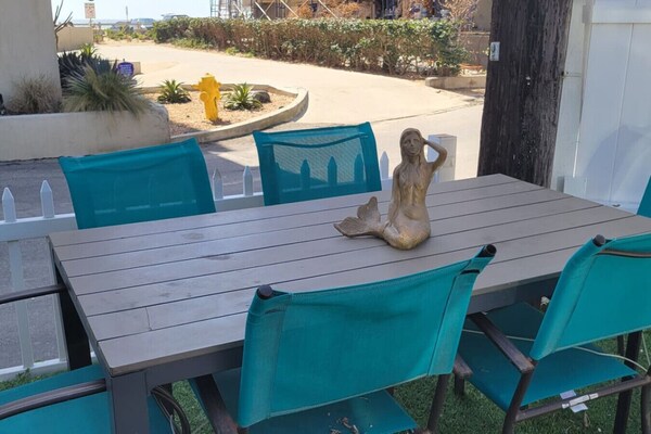 Sunny & Spacious 3 Bed - 20 Second Walk To Beach! - Manhattan Beach, CA