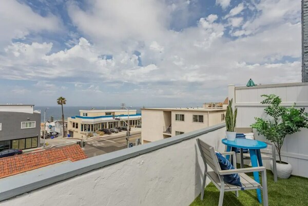 Newly Remodeled Cozy Beach Retreat + Ocean Views - Manhattan Beach, CA