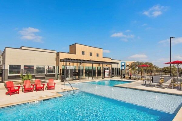 Resort Style - Mins From Hospital - W/ Pool & Gym - Marble Falls, TX