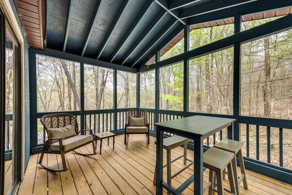Spacious Family Home W/ 2 Decks In Pocono Lake! - Arrowhead Lake, PA