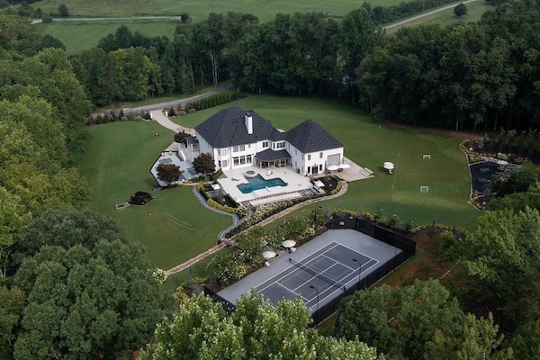 The Perfect Luxury Getaway! Weddings Welcome! - Cumming, GA