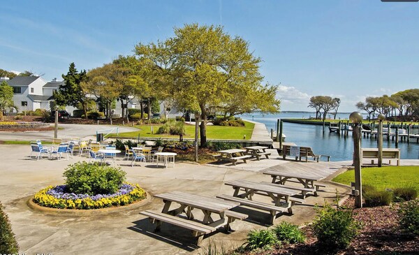Coastal Tides Retreat - A Soundside Beacon's Reach Townhome In Pine Knoll Shores - Emerald Isle, NC