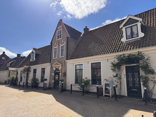 Historic Gateway'vacation'house, For Romance In Heart Of Downtown With Courtyard Garden - Leeuwarden