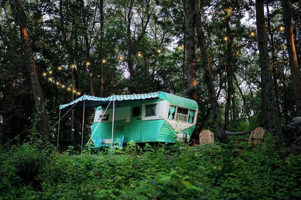 Oakwood Knoll - Vintage Camping Trailer - Wisconsin