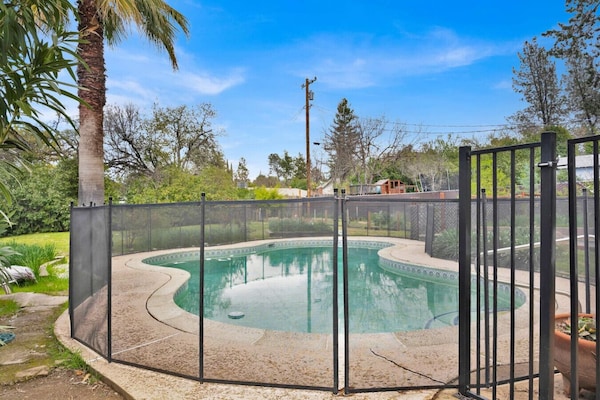 The Songbird 99 - Pool, Hot Tub, Pet Friendly, Ev - Redding, CA