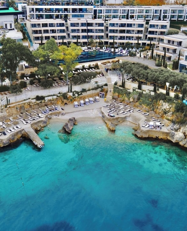 Luxury Apartment - Parking, Pool And Beach Access - Vlorë