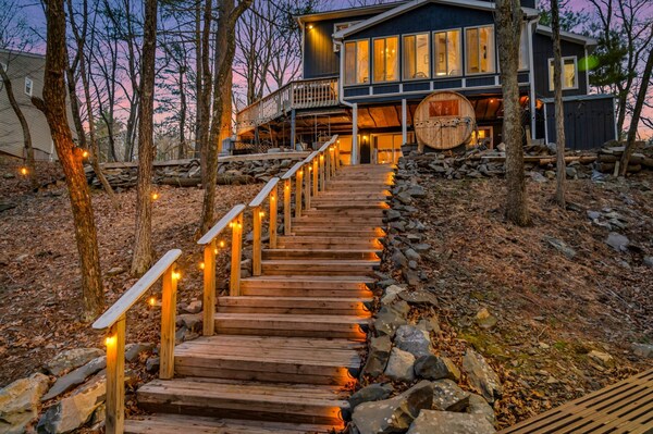 Poconos Lakefront - Hot Tub/sauna, Game Room, Sundeck, Fire Pit Retreat - Stroudsburg, PA