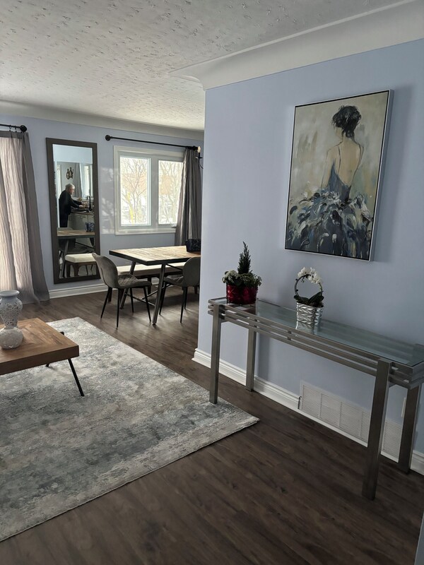 Spacious Home In Niagara - Sleeps Up To 10 Guests, 10 Mins To The Falls - Niagara Falls