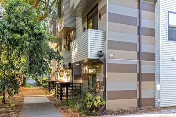 Chic Room In Central Sac  Walk To Dt & Arena - West Sacramento, CA
