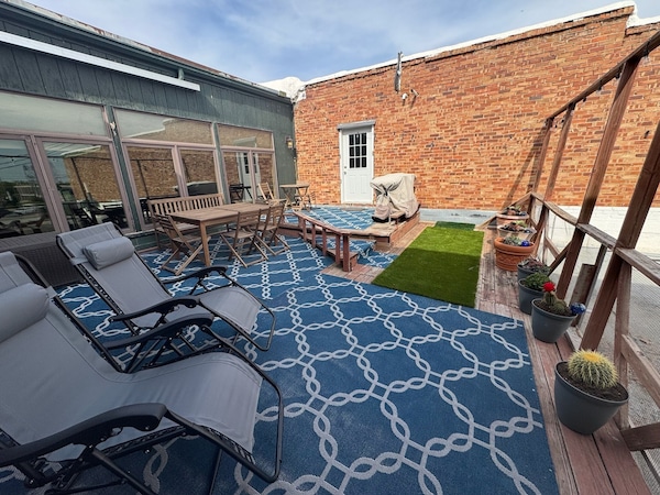 Downtown Yankton Loft, Perfect To Gather, Unwind, And Create Lasting Memories. - Yankton, SD