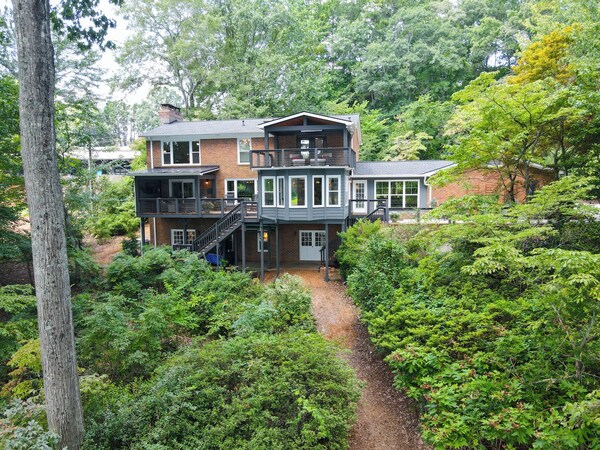 Spacious 5-bedroom Lake Lanier Home With Boathouse, Wifi & Whole House Generator - Gainesville, GA