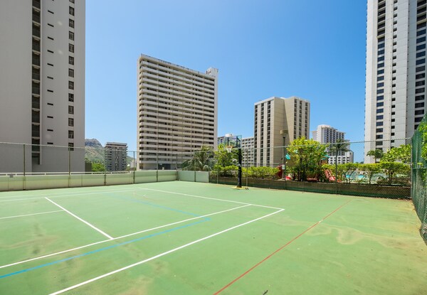 Steps From The Beach! Pool + Hot Tub - Honolulu, HI