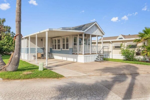 Cozy One-bedroom Cottage With Loft 422 - South Padre Island