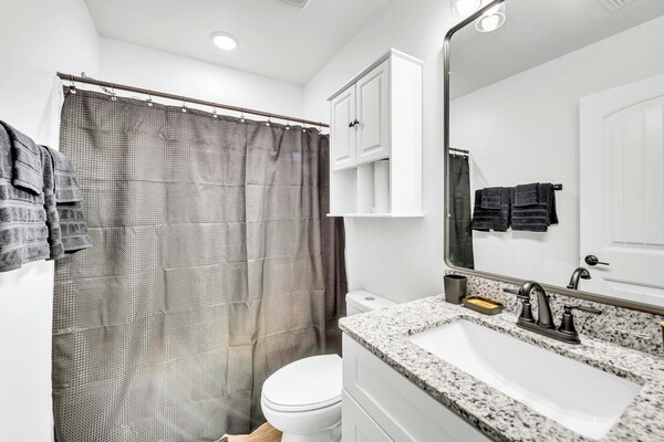 Modern 2-story Gem - Zen Retreat + Luxe Finishes Near Hospitals - Temple