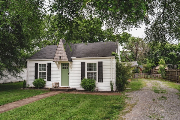The Bird House  Charming Downtown Lebanon Stay, Pets Welcome! - Lebanon, TN