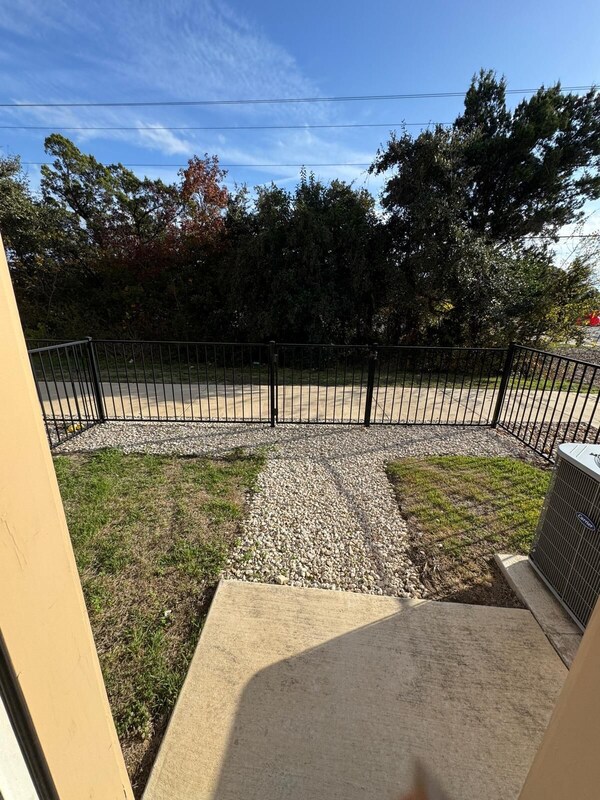 2-bedroom And Den Apartment In Brilliant Cedar Park With Fitness Room, Wifi - Cedar Park, TX