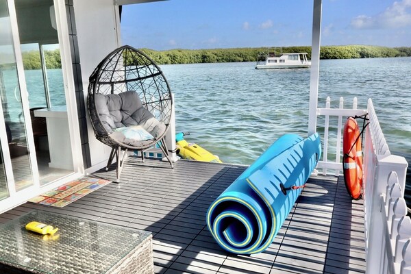 Charming House Boat With 2 Bedrooms And Wifi, Ac In Wonderful Islamorada - Panhandle Key, FL