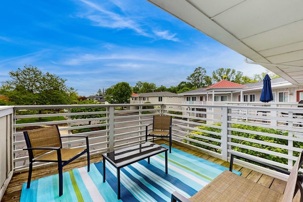 Stylish Condo With Well-equipped Kitchen, Pool, Firepits, Grill, & Gas Fireplace - Holland, MI
