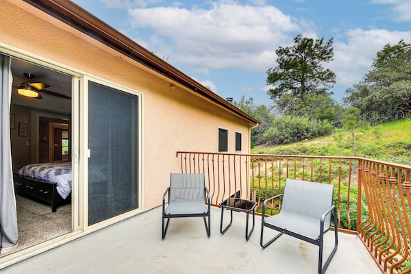 Luxury Yosemite Escape W/ Hot Tub & Game Zone! - Oakhurst, CA