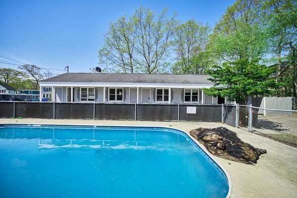 Spacious Room  2 Full Beds, Pool & Onsite Parking - Kennebunkport, ME