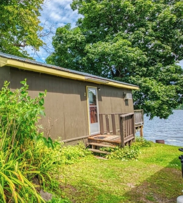Quaint Lakeside Getaway: 2-bedroom Cottage, Steps From The Water! - Kingston, Canadá