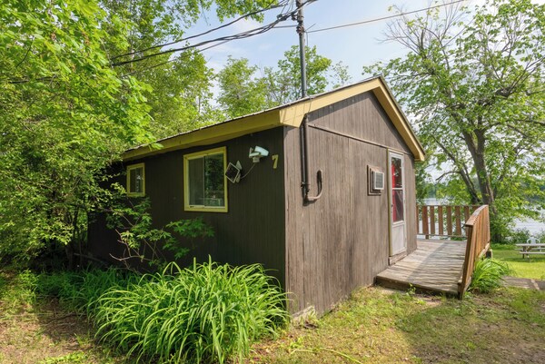 Serene 2-bed + Futon Lakeside Cottage: Sleeps 5-6, Full Amenities! - Kingston