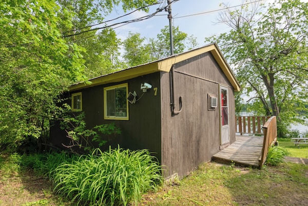 Serene 2-bed + Futon Lakeside Cottage: Sleeps 5-6, Full Amenities! - Kingston