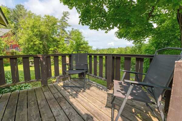Idyllic 2-bed Lakeside Cabin + Futon: Comfort For 5-6, Nature Access! - Kingston