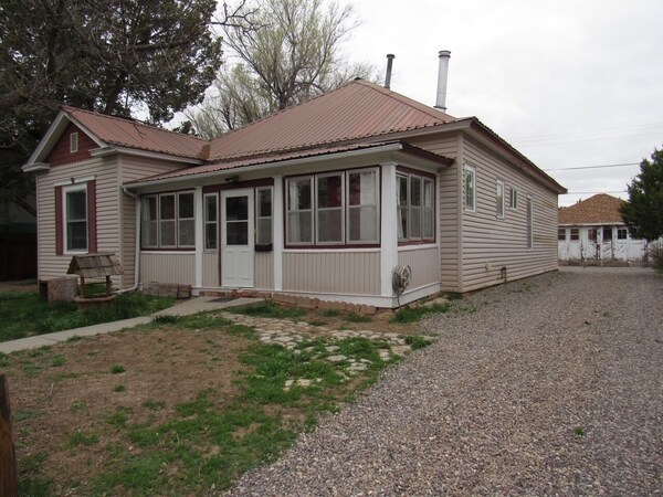 A Charming 100+ Year Old Vintage Farmhouse That Has Been Updated With Modern Amenities. - Thermopolis, WY