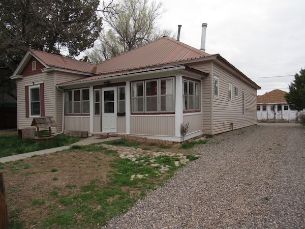 A Charming 100+ Year Old Vintage Farmhouse That Has Been Updated With Modern Amenities. - Thermopolis, WY