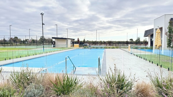 Modern 4br Family Home With Pool, Gym & Garage  Quiet, Central Location - Melton