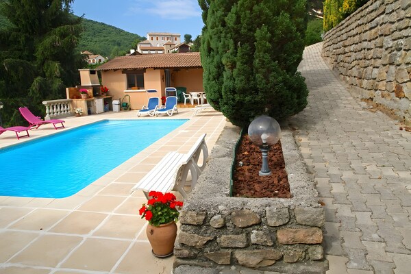 Appartement 'Chataigniers' Avec Vue Sur Les Montagnes, Piscine Privée Et Wi-fi - Vals-les-Bains
