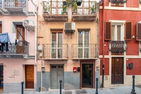 Room 'Yaki Domo - Silver' With Wi-fi And Air Conditioning - Cagliari