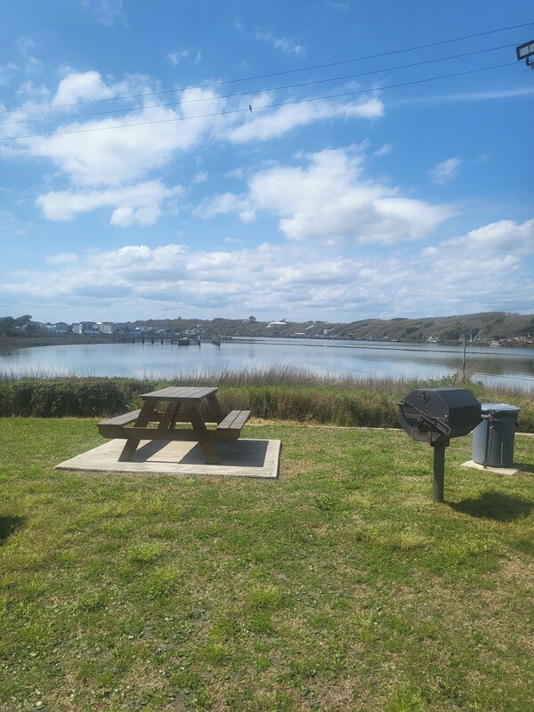 The "Bulldog Retreat" Is A Cozy Condo Just Steps From The Beach And Large Pool. - Morehead City, NC