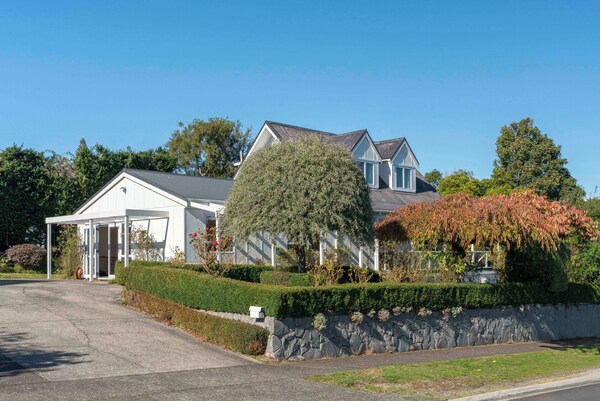 Serenity Cottage - Taupo Holiday Home - Taupō