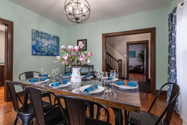 The Lockport Haven, 3 King Beds!, 4-bedroom, Charming Home, Wi-fi, Free Parking - Bolingbrook