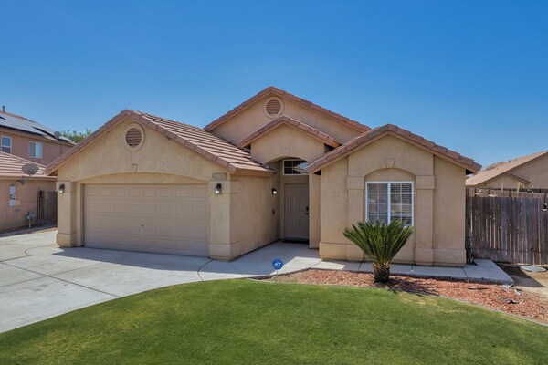 Spacious Home Right Off 99 Fwy - Bakersfield, CA