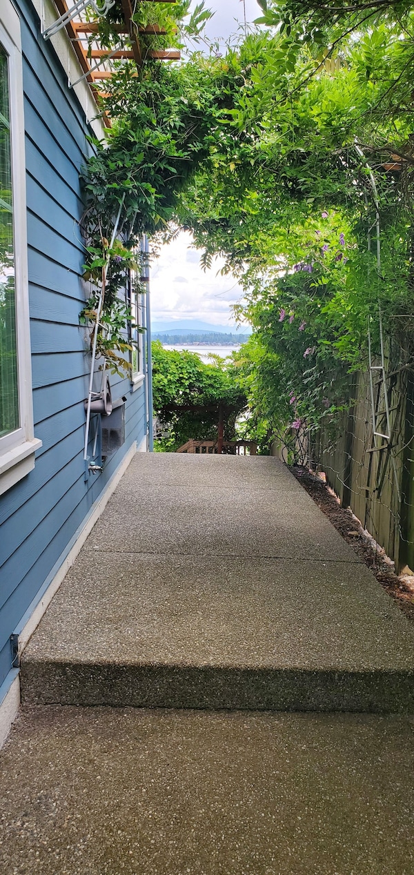 Waterfront Gated, Breathtaking Mountain & Lake View Guest House On Lake Stevens! - Marysville, WA